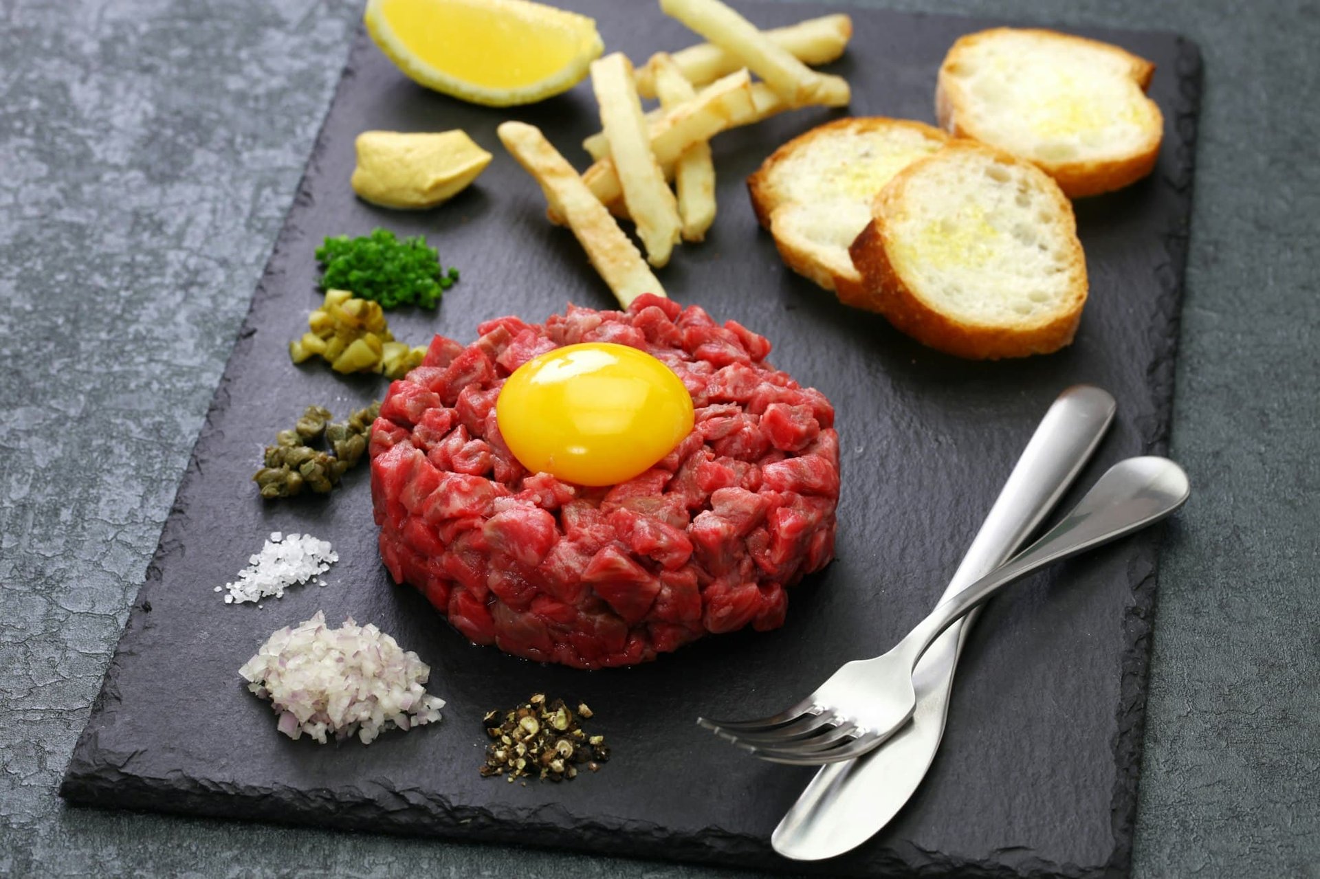 What's the Key to a Classic French Beef Tartare with Capers and Quail ...